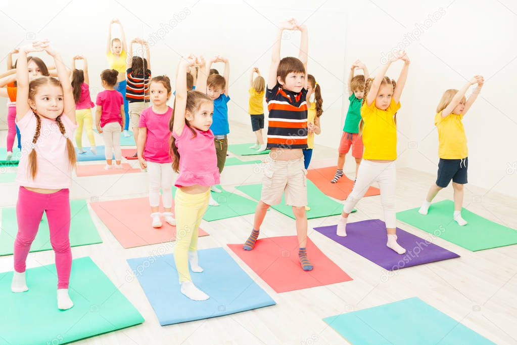 niños felices practicando gimnasia 2023