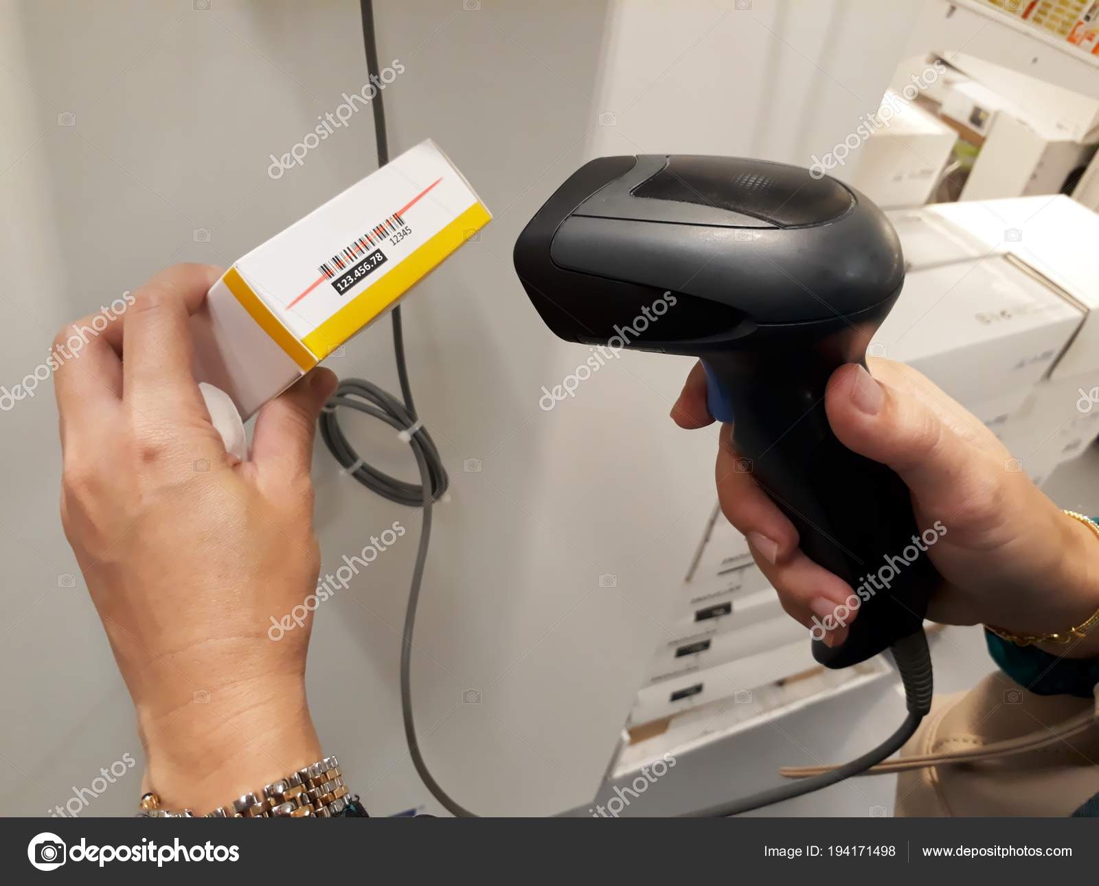 Hand Holding Scanner Dan Scan Produk Barcode Dengan Laser — Stok Foto ...