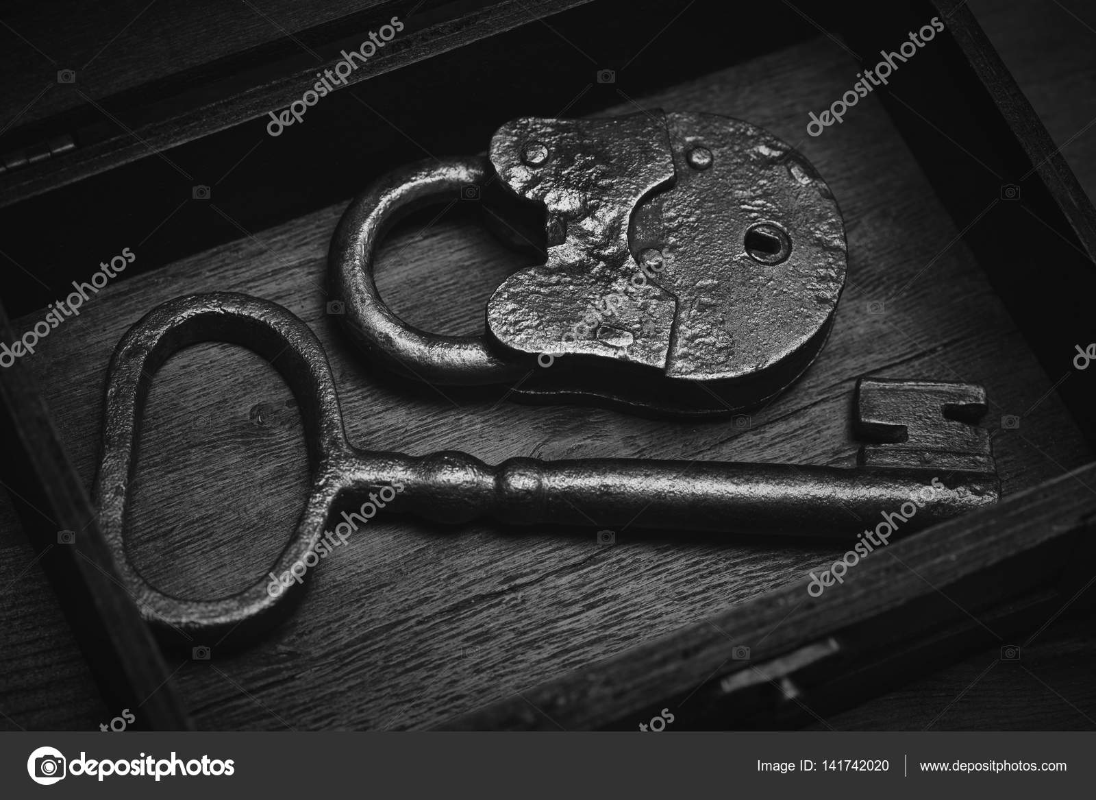 Vintage objects - a key and a lock. Real Antiques — Stock Photo © Devin ...