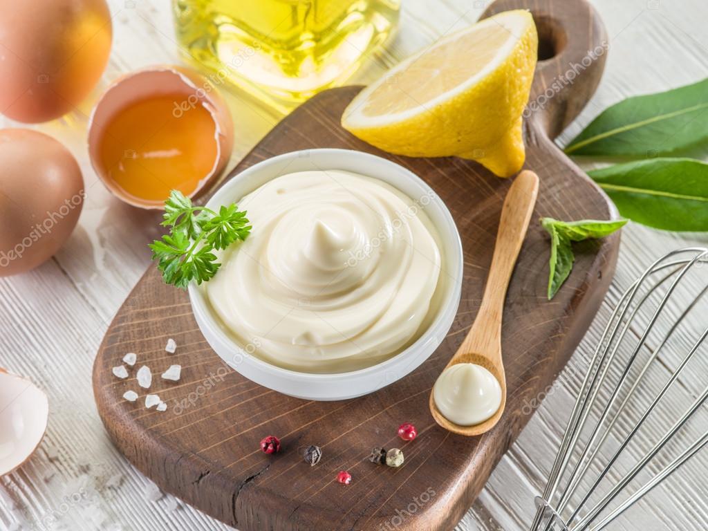 Ingredientes naturales de mayonesa y la salsa en sí. 2024