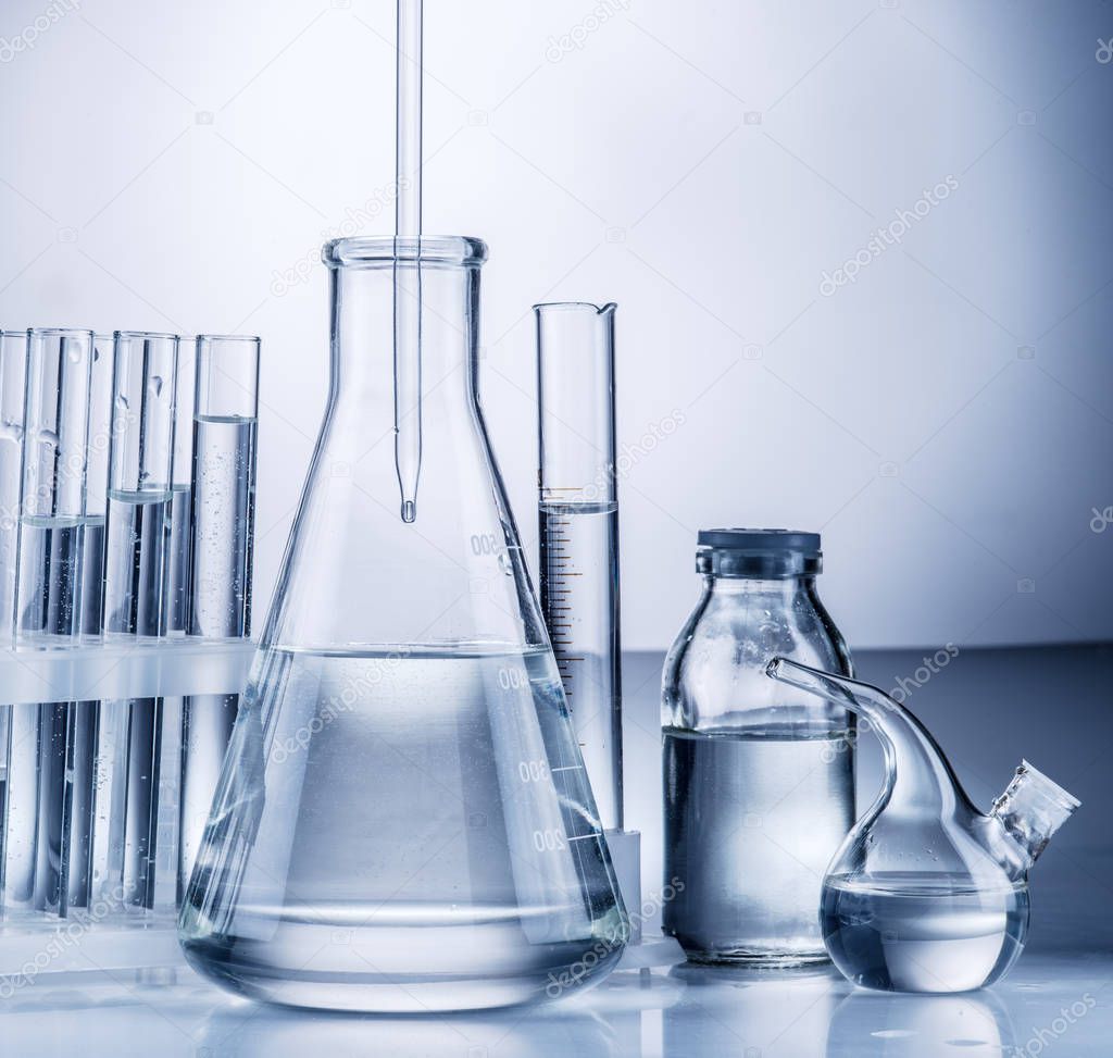 Diferentes vasos de laboratorio y cristalería. 2023