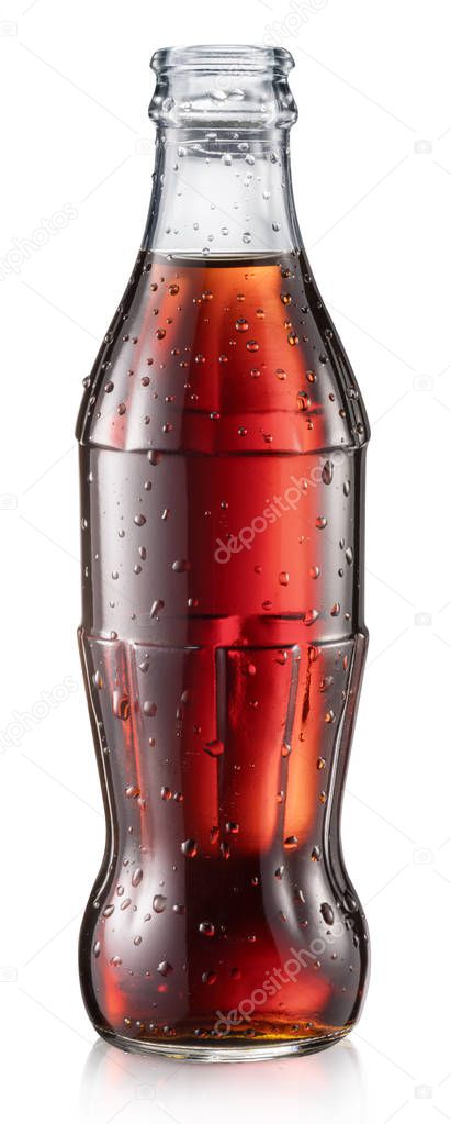 Botella de coca-cola o botella de refresco de cola con gotas de agua. 2023