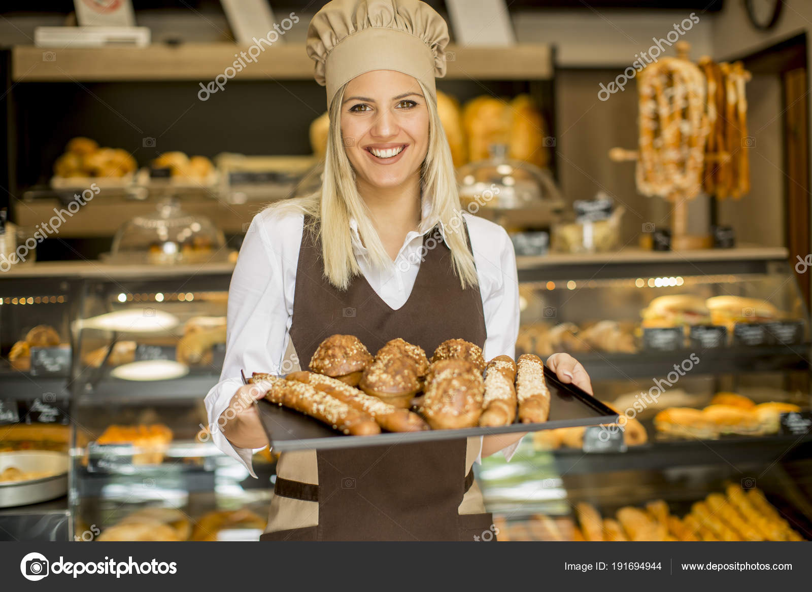 Hermosa Panadería Femenina Posando Con Varios Tipos Pasteles Panes ...
