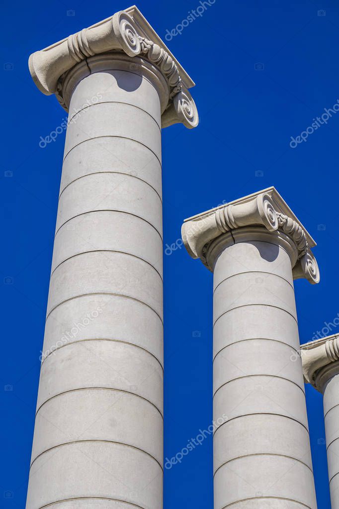 Las Cuatro Columnas en Barcelona, España. Estas columnas jónicas son ...