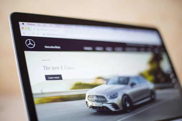 Sitio web de la compañía Mercedes en la pantalla del ordenador. La ...
