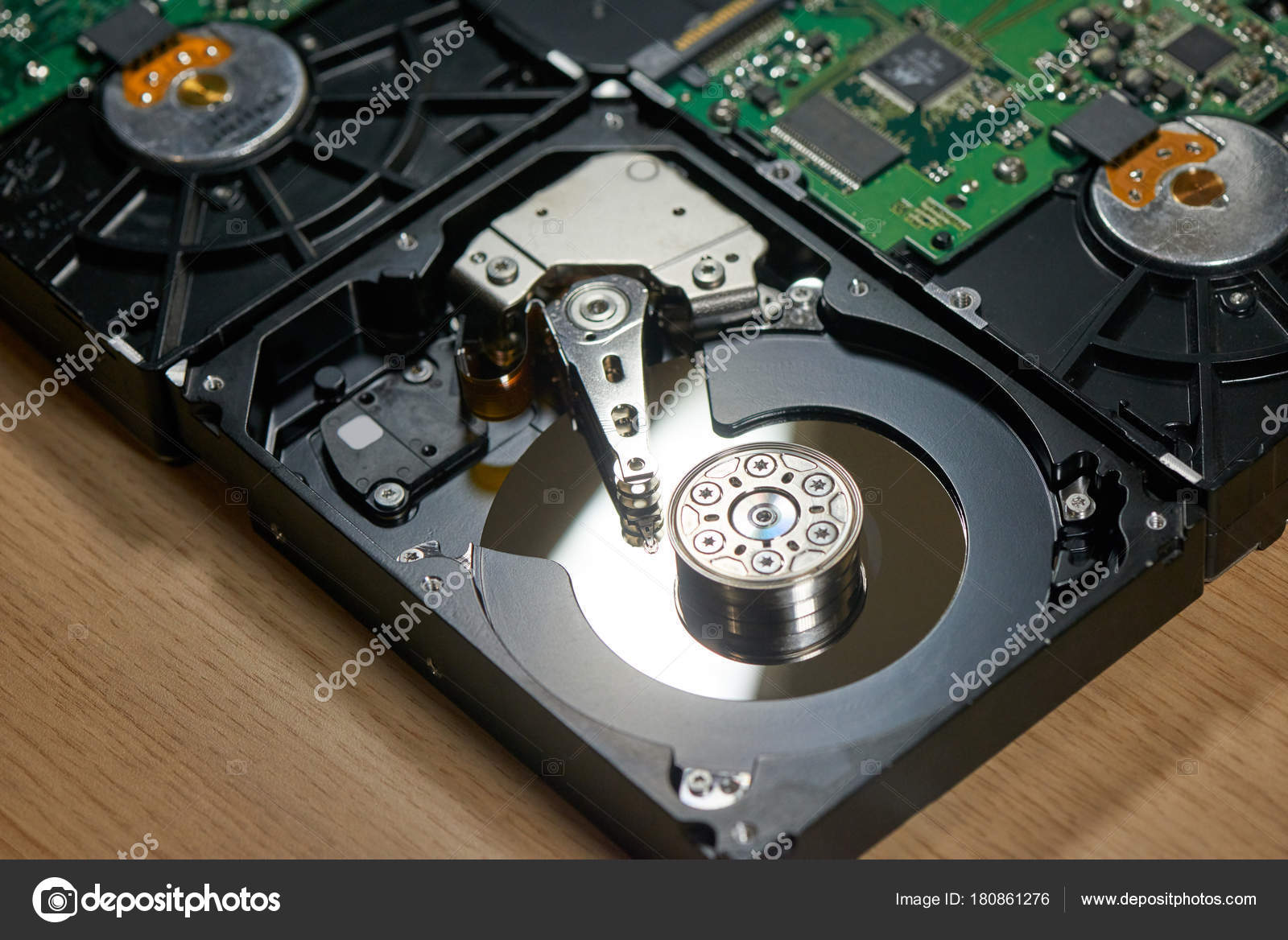 Internos de la unidad de disco duro SATA — Foto de stock © pavel ...