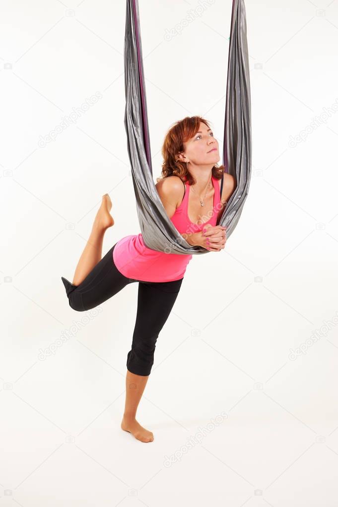 Mujer tranquila y soltera sentada con los dedos apuntando hacia abajo ...