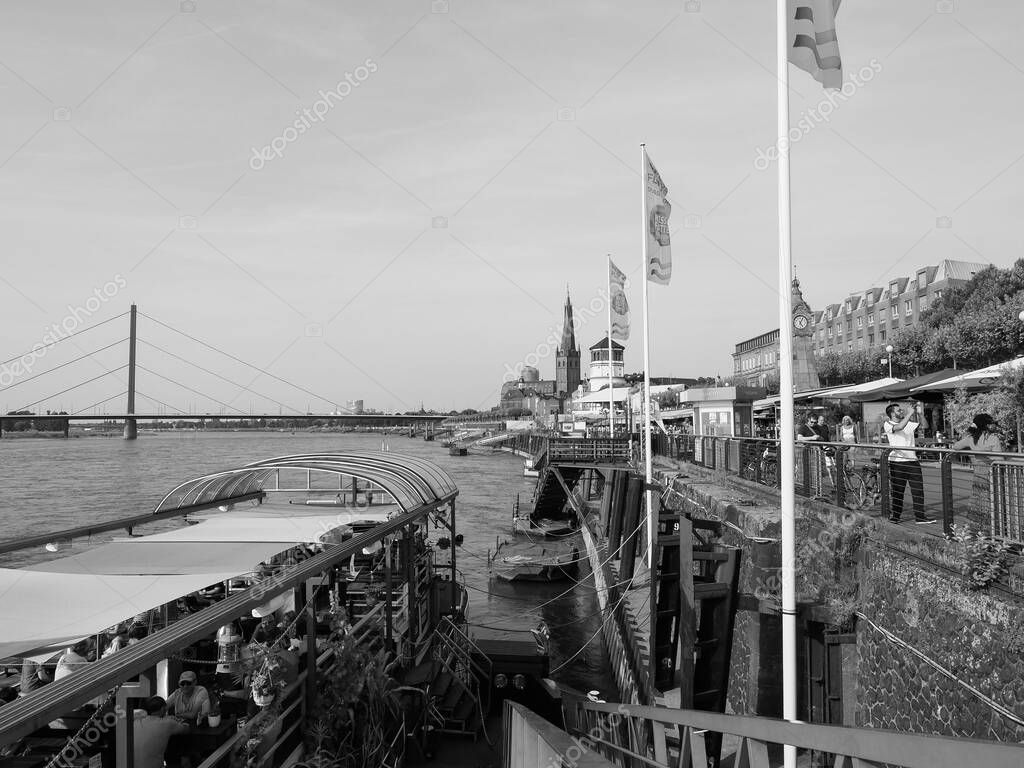 DUESSELDORF, ALEMANIA - CIRCA AGOSTO 2019: La gente en ...