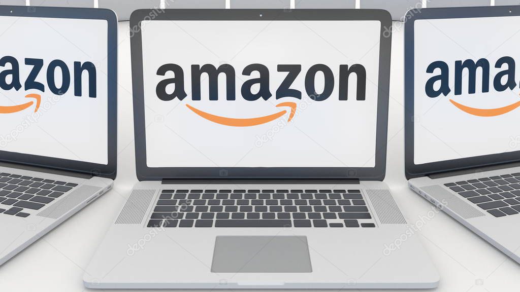Portátiles con el logotipo de Amazon.com en la pantalla. Tecnología ...