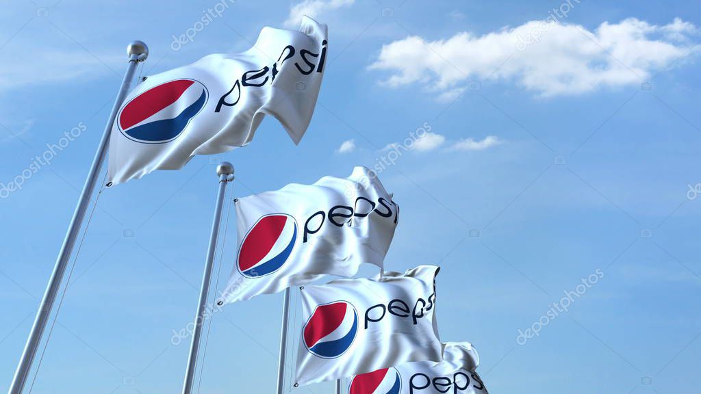 ondeando banderas con el logotipo de Pepsi contra el cielo ...