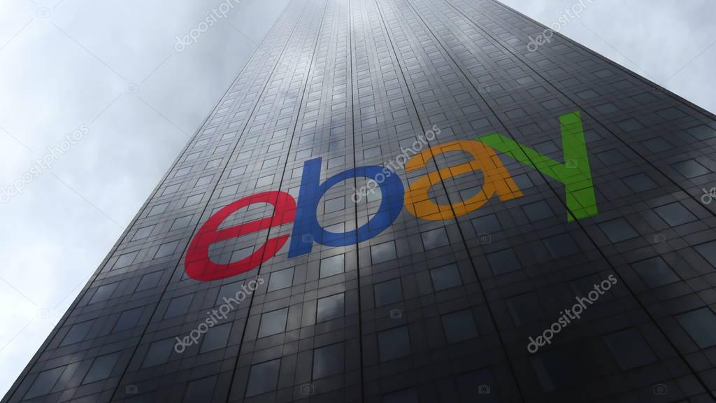 Logotipo de eBay Inc. en una fachada de rascacielos reflejando nubes ...