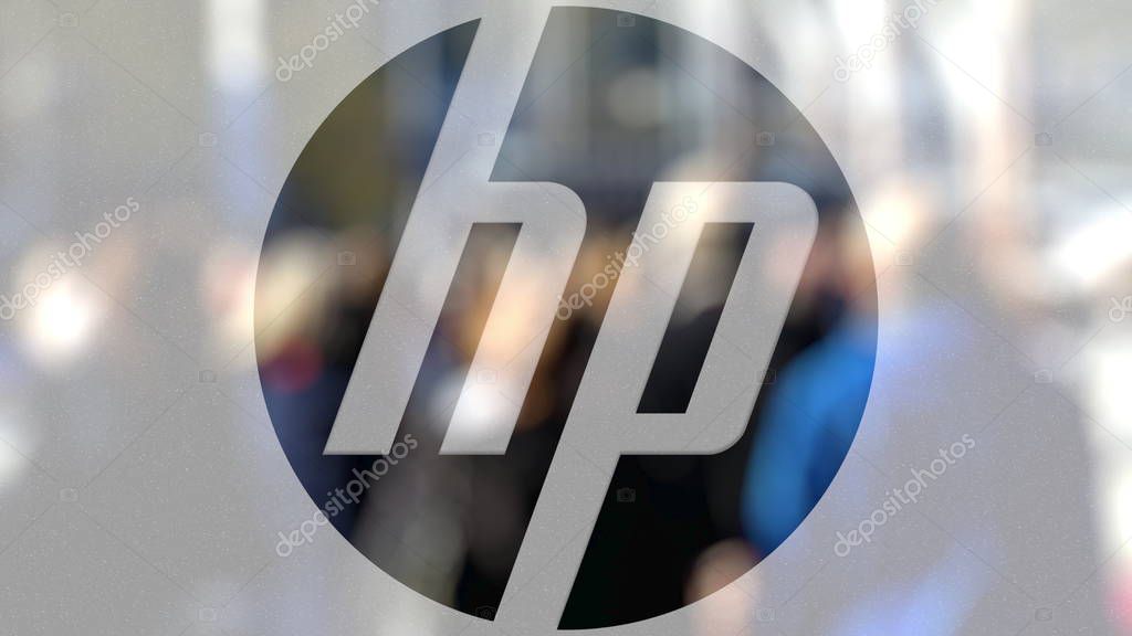 Logotipo de HP Inc. en un vaso contra la multitud borrosa en el steet ...