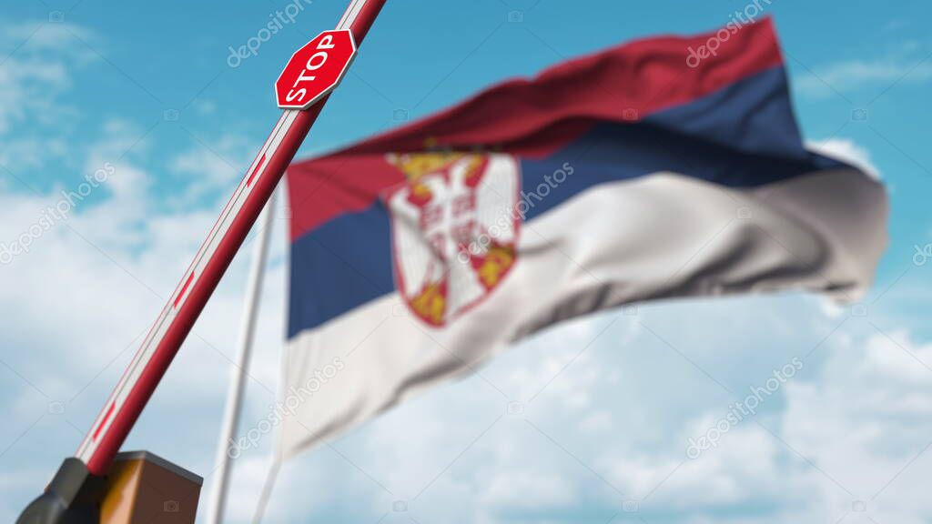 Barrera de apertura con señal de stop contra la bandera serbia. Cruce ...