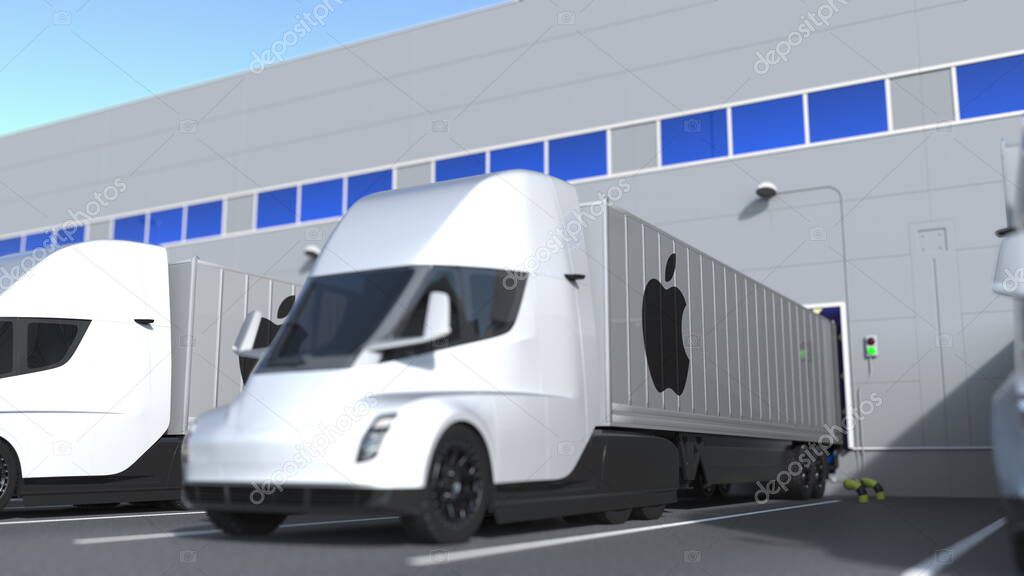 Camiones remolque con el logotipo de Apple Inc. siendo cargados o ...