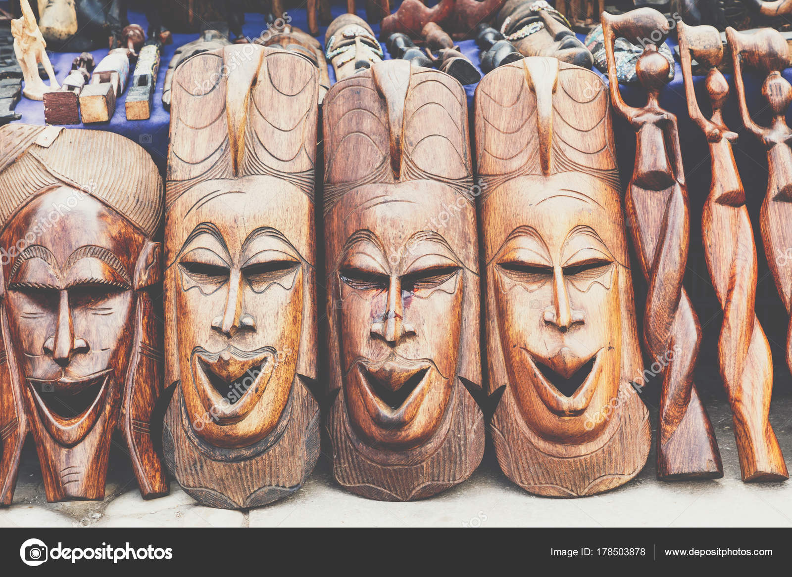 Afrikaanse maskers, Marokko. Cadeauwinkel in Agadir. — Stockfoto ...