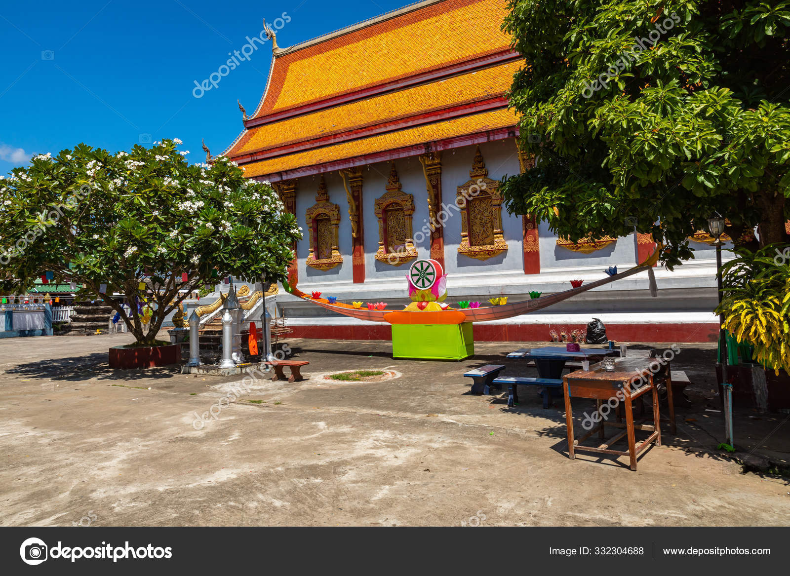 Wat Xieng thong temple,Luang Pra bang, Laos — Stock Photo © Curioso ...