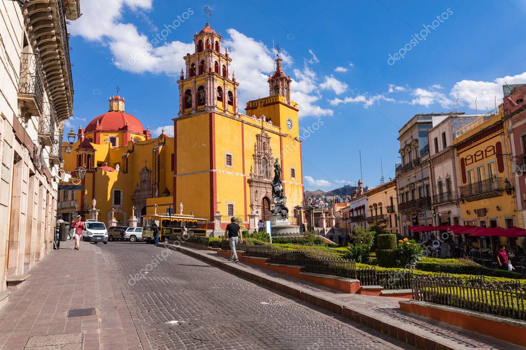 Casas coloniales de colores en el casco antiguo de Guanajuato ...