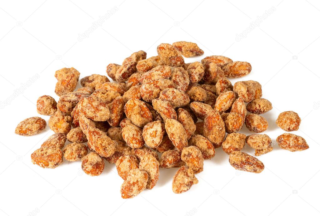 almendras azucaradas aisladas en blanco 2024