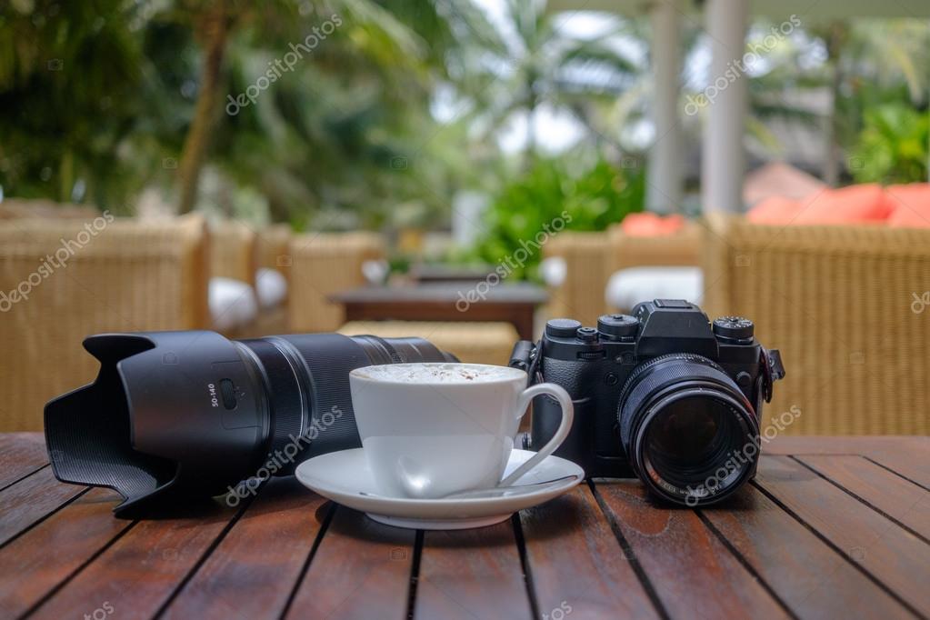 Mirrorless retro photo camera and coffee — Stock Photo © lelyak #126709666