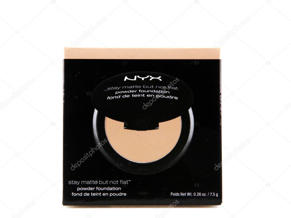 NYX Powder Foundation aislado sobre fondo blanco. NYX Cosmetics es una ...