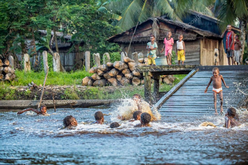 Asmat personas bañarse y nadar en el río 2023