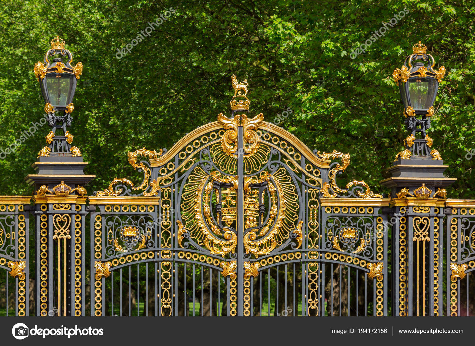 Royal gate – Stock Editorial Photo © cupertino #194172156