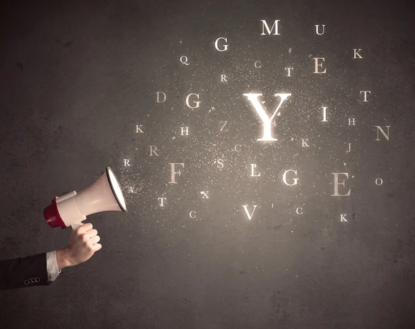 Hombre con camisa gritando en megáfono y texto salen — Foto de stock ...