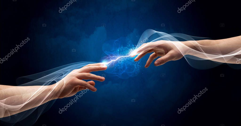 Manos conectadas a través de los dedos en el espacio 2024