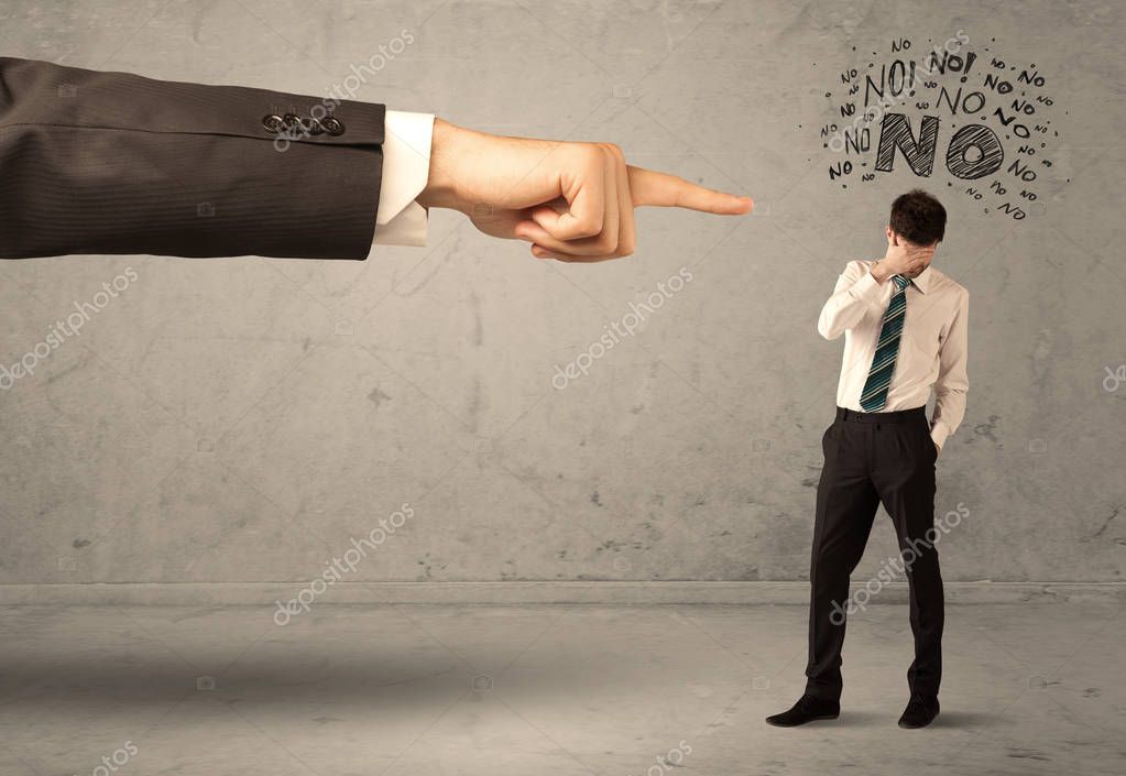 Jefe mano guiando a vendedor principiante 2023