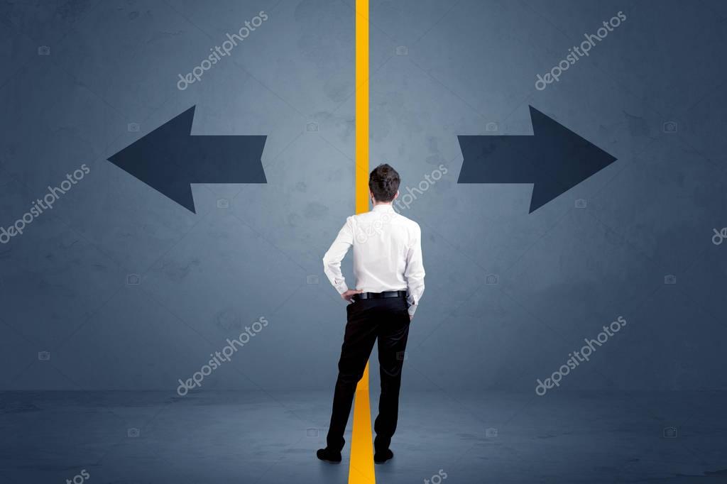 Persona de negocios elegir entre dos opciones separadas por una flecha ...