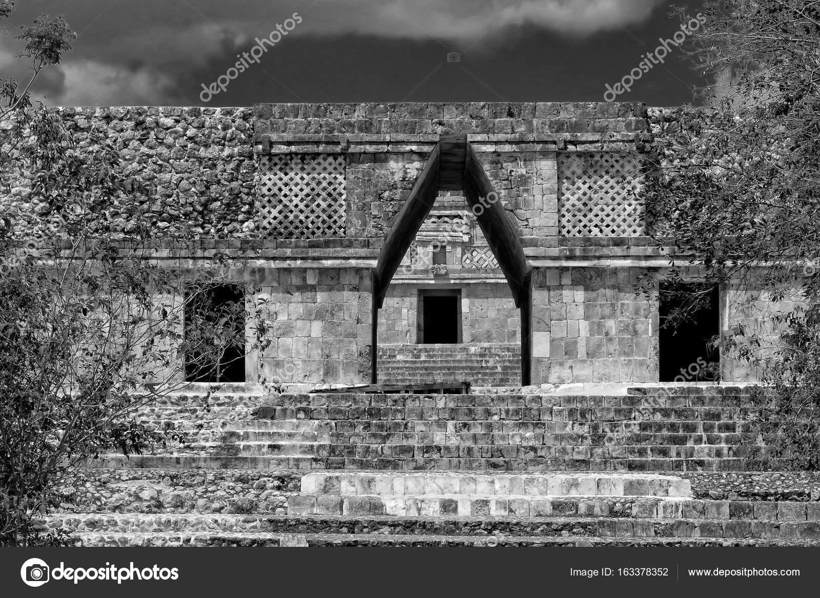 False arch entrance b&w Stock Photo by ©reynaldo01 163378352