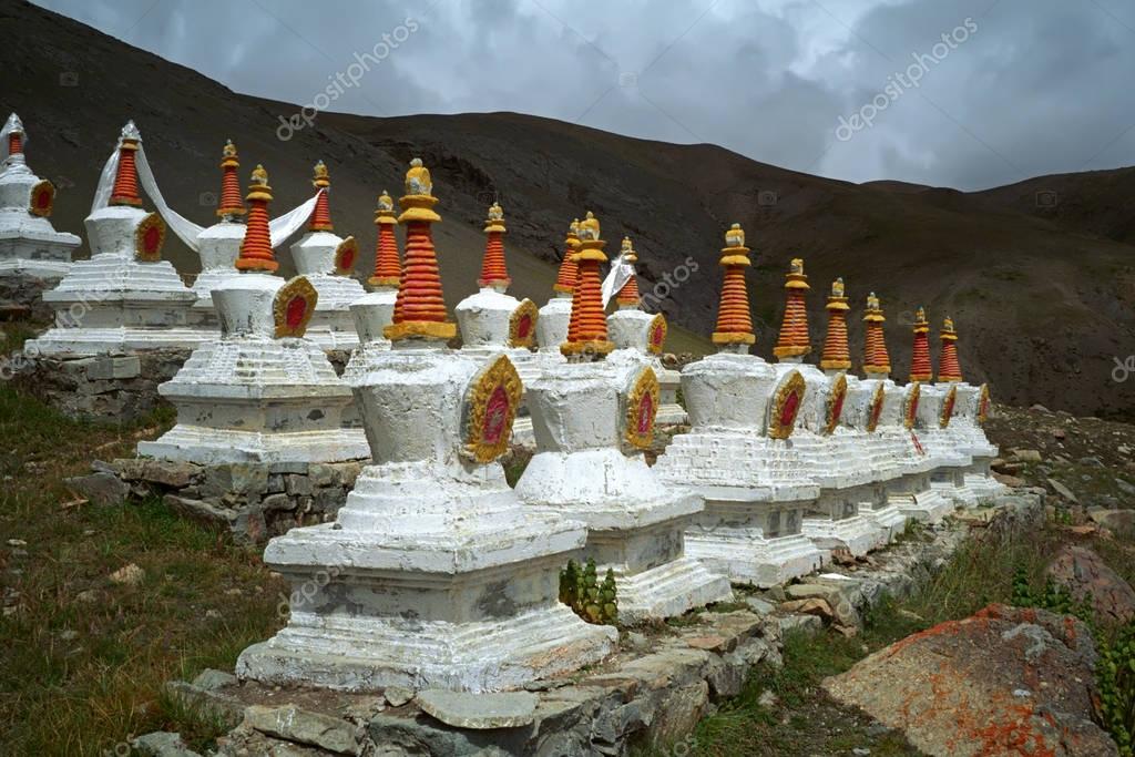 Complejo de 108 estructuras rituales budistas Stupas en la ladera del ...