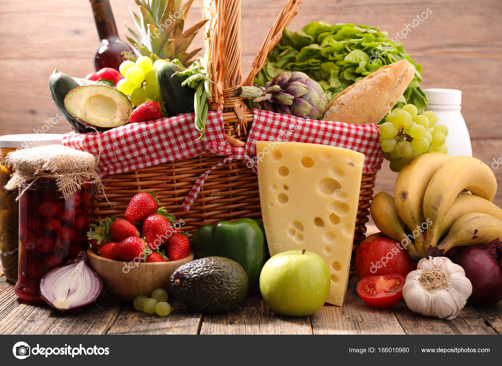 Корзина с фруктами, овощами стоковое фото ©studioM 166010980