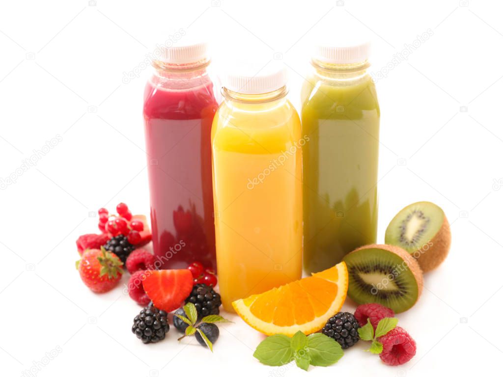 botellas con diferentes jugos frescos y frutas sobre fondo blanco 2023