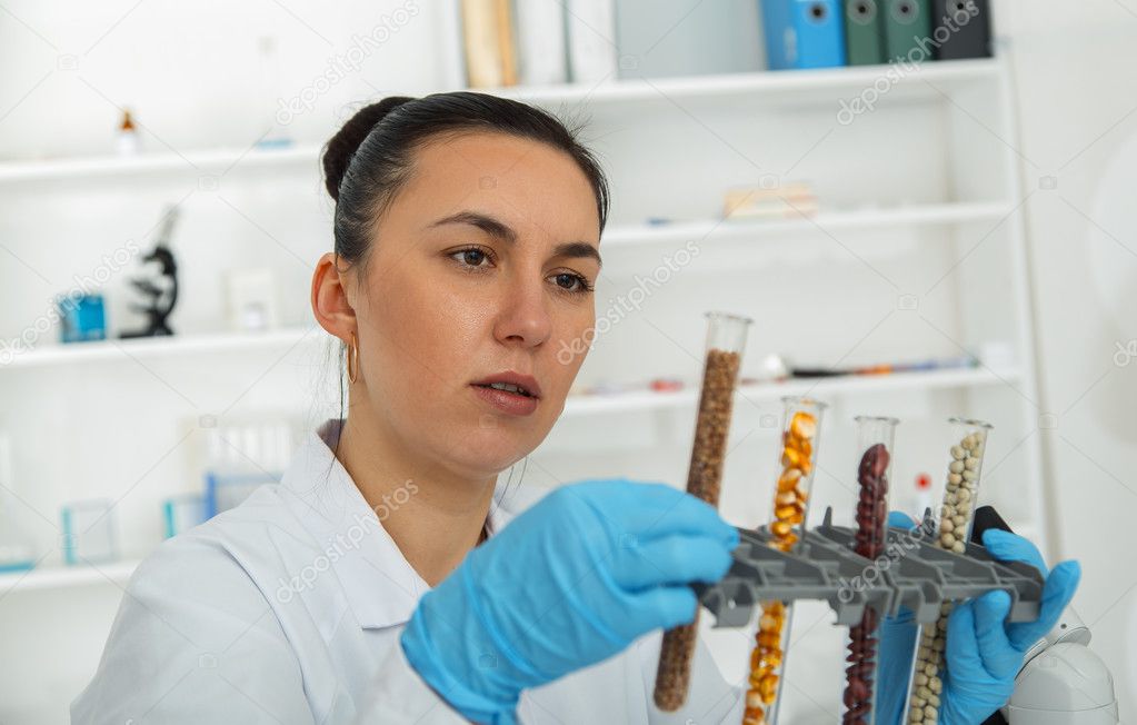 Asistente de laboratorio en el laboratorio de de de calidad alimentaria ...