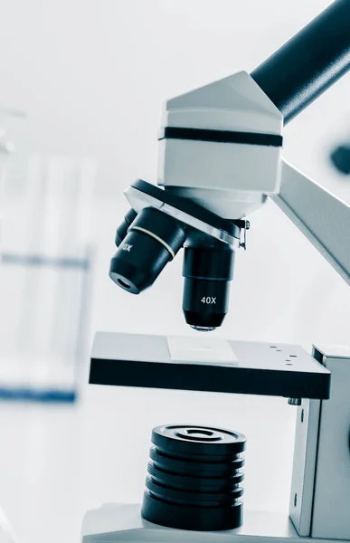 Microscopio de laboratorio lens.modern microscopios en un laboratorio ...