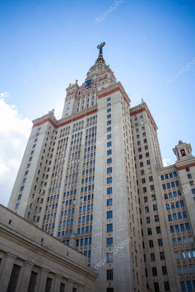 Edificio de torre en estilo imperial 2024
