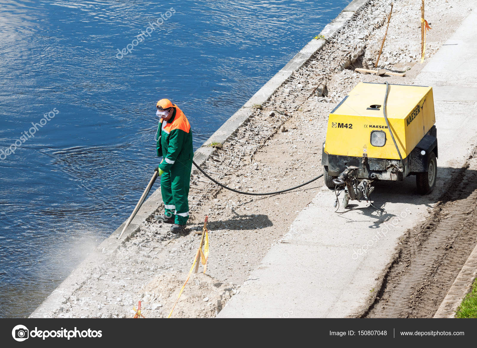 Construction worker cleaning concrete – Stock Editorial Photo © Cebas1 ...