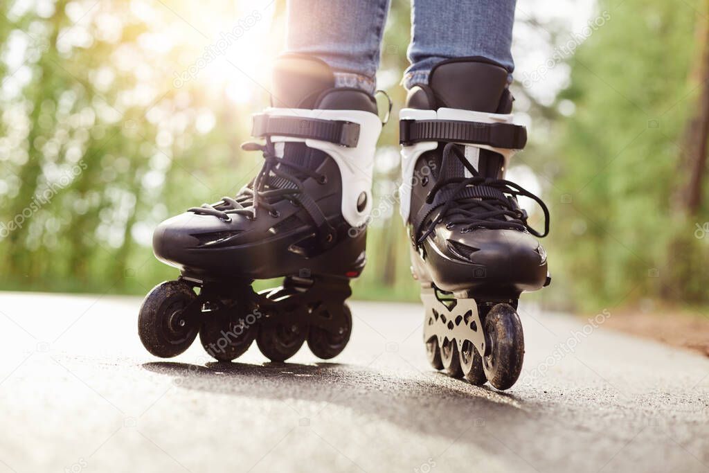 Skilled experimentado patinador en línea haciendo truco, pasar tiempo ...