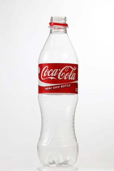 Lege plastic fles van Coca-Cola – Redactionele stockfoto © eskaylim ...