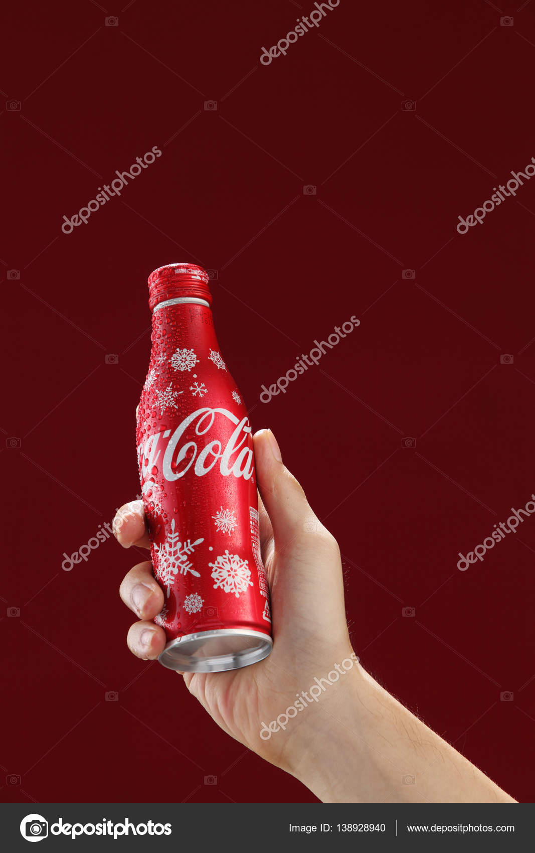 Hand holding Coca-Cola bottle – Stock Editorial Photo © eskaylim #138928940