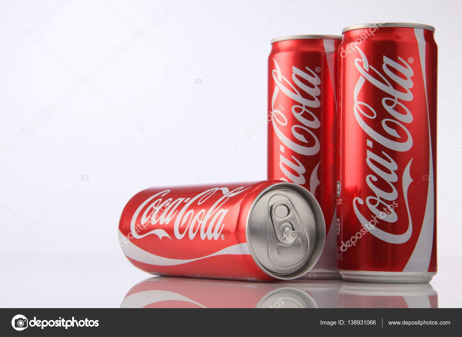 Coca cola drink in cans – Stock Editorial Photo © eskaylim #138931066