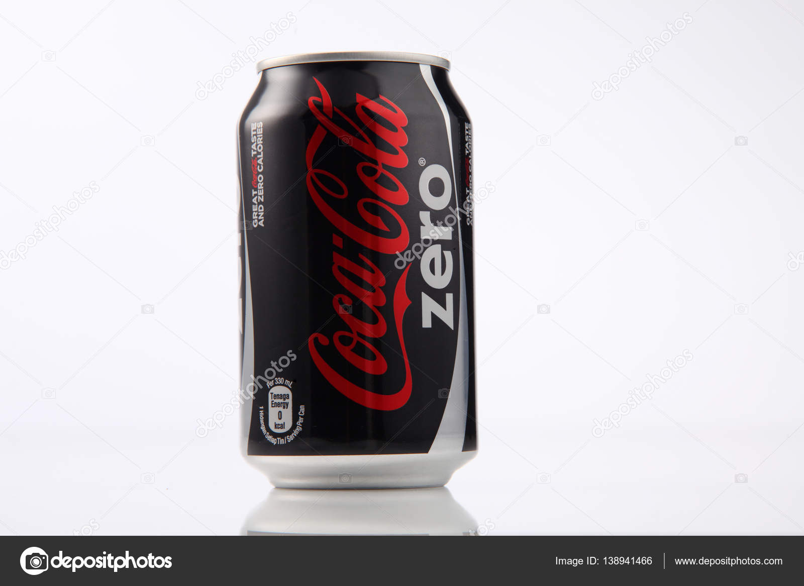 Coca cola drink in can — Stock Editorial Photo © eskaylim #138941466
