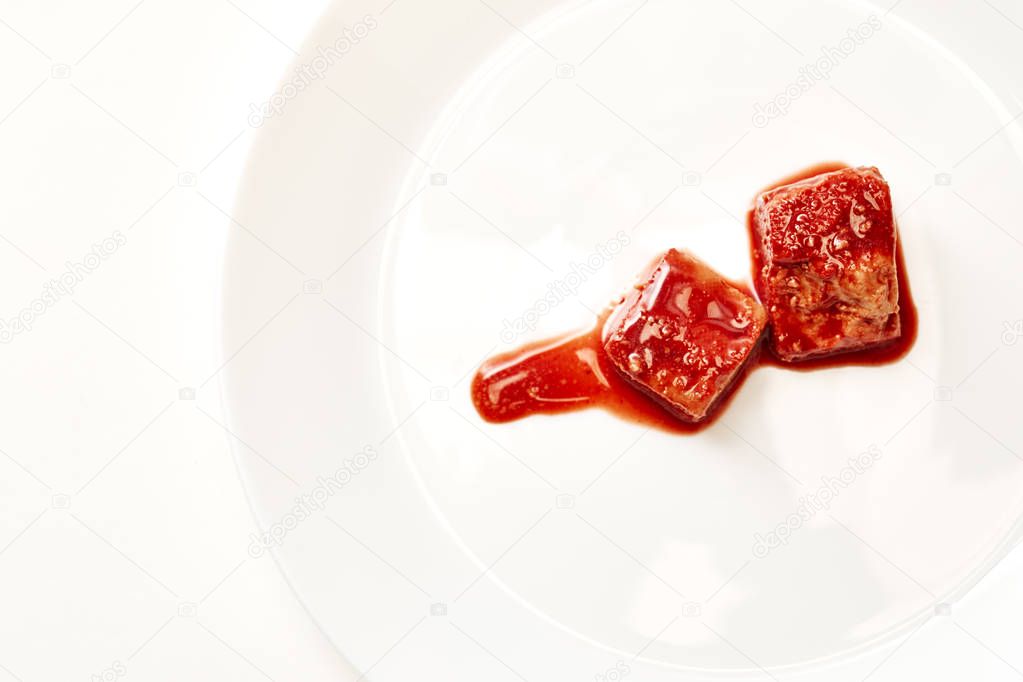 Cuajada de frijol fermentado chino (Fu Ru) sobre fondo blanco 2023