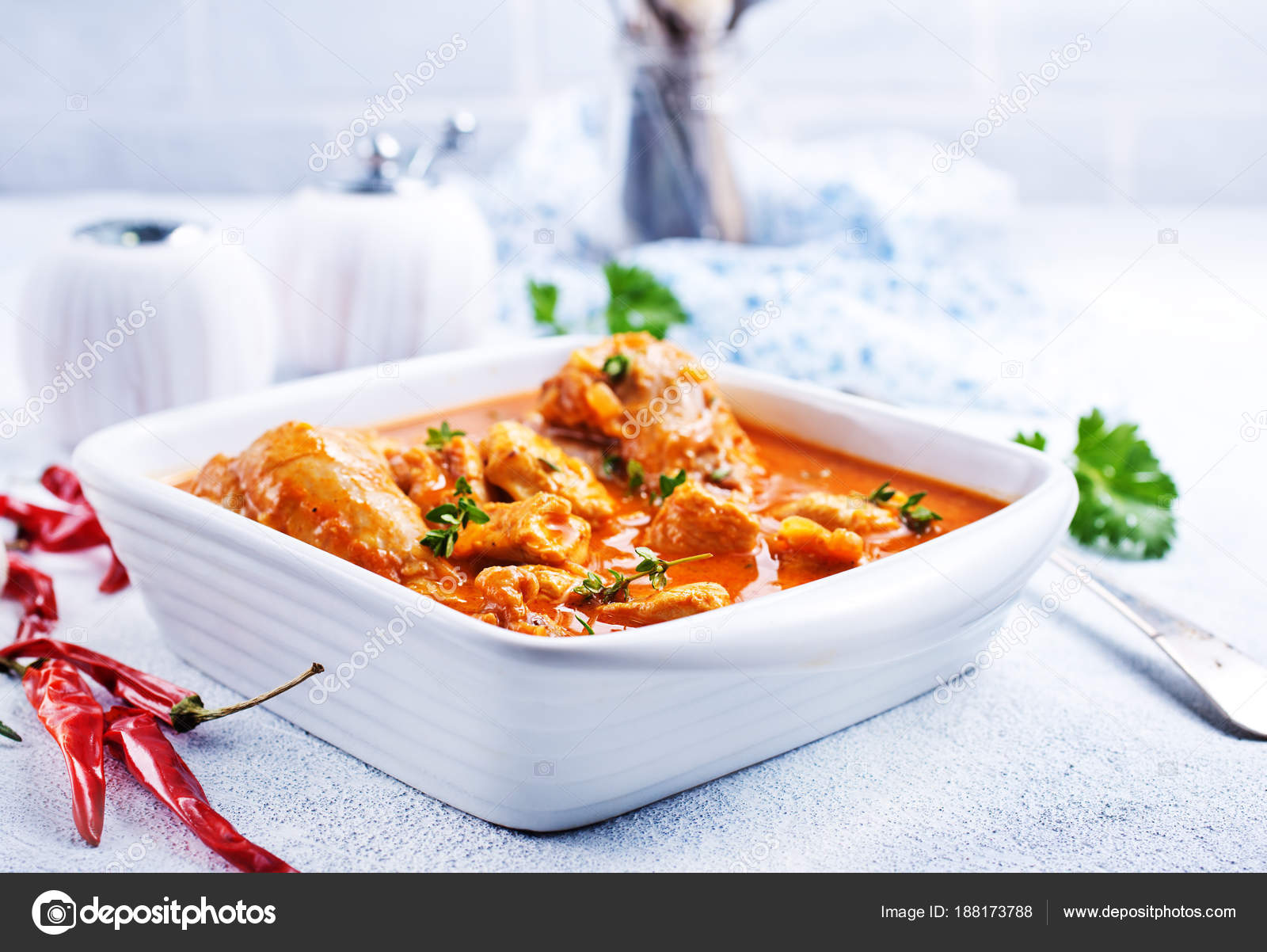 Close View Spicy Chicken Curry Ceramic Bowl — Stock Photo © tycoon ...