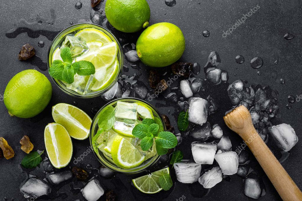 Coctel refrescante de menta de verano mojito con ron y hielo en vaso 2025