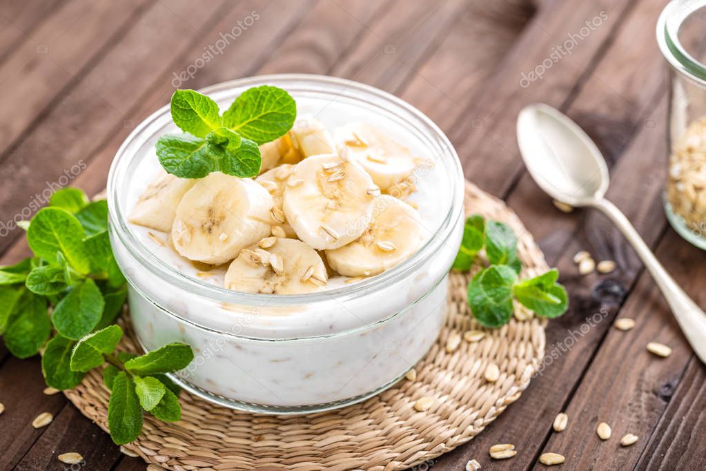 Yogur de plátano fresco con avena, delicioso postre para un desayuno saludable 2023