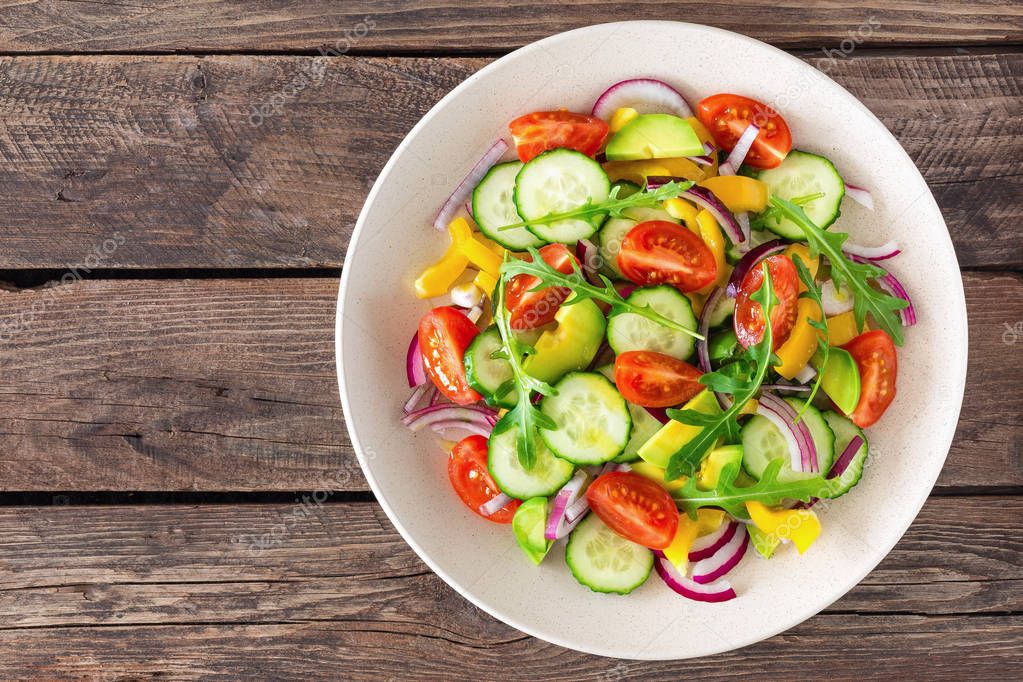 Plato vegetariano saludable, ensalada de verduras con tomate fresco ...