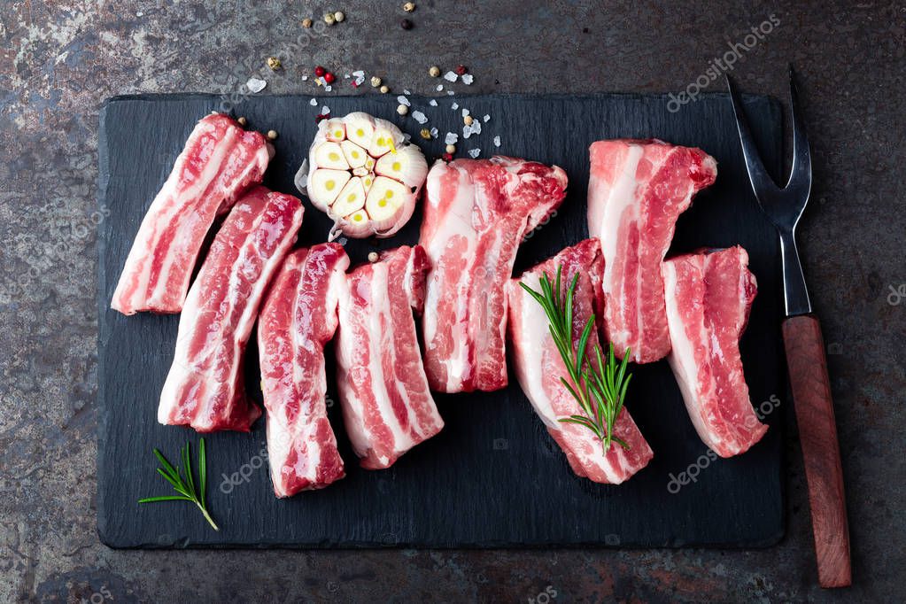 Costillas de cerdo crudas sin cocer, carne fresca sobre fondo de metal ...