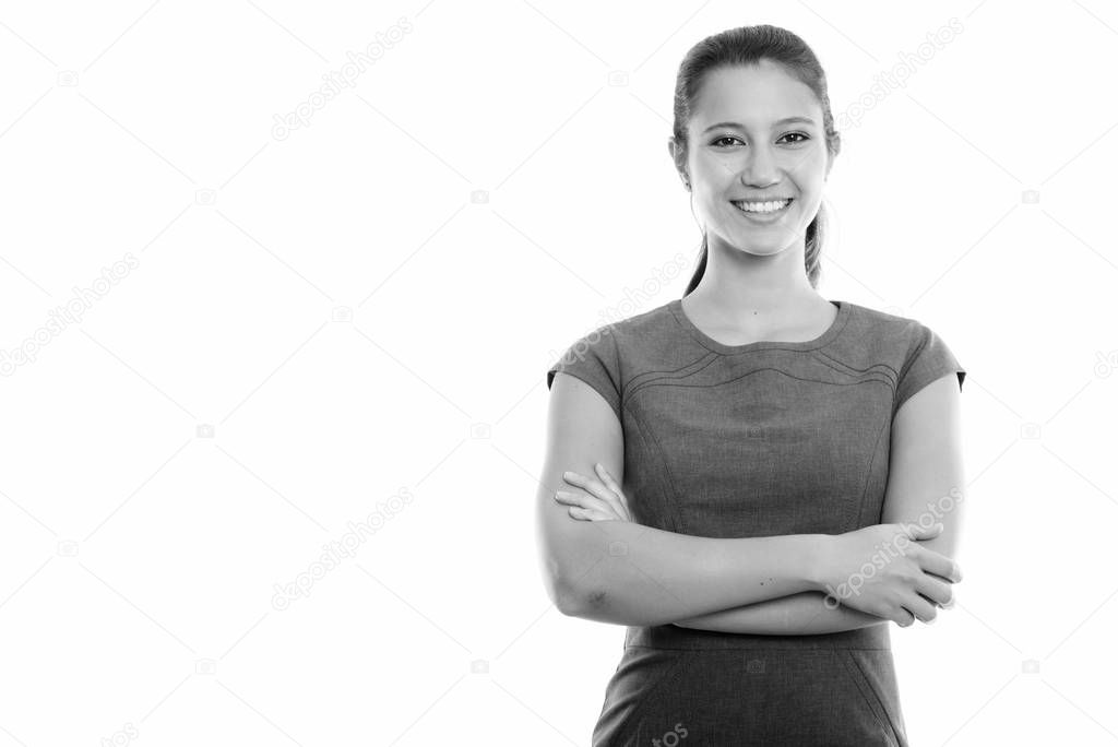 Estudio disparo de feliz joven hermosa mujer de negocios sonriendo con los brazos cruzados 2024